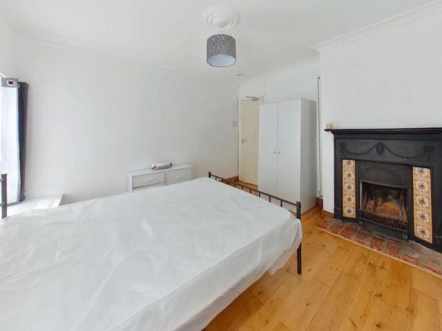 1 bedroom in a house share to rent