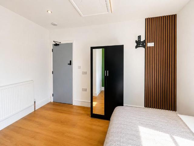 1 bedroom in a house share to rent