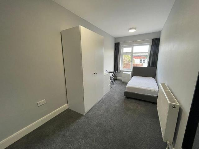 1 bedroom in a house share to rent