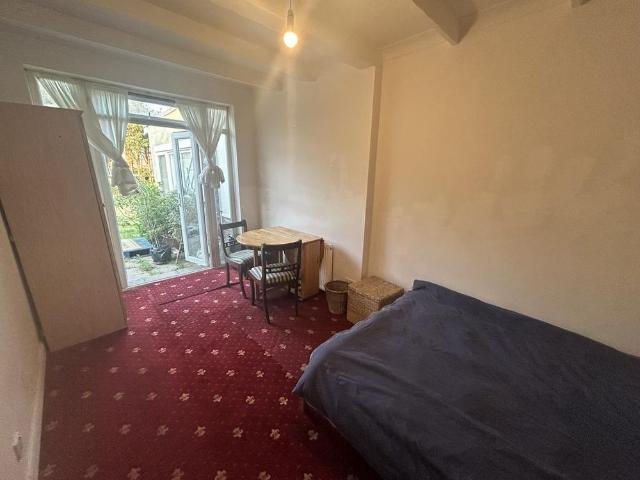 1 bedroom in a house share to rent