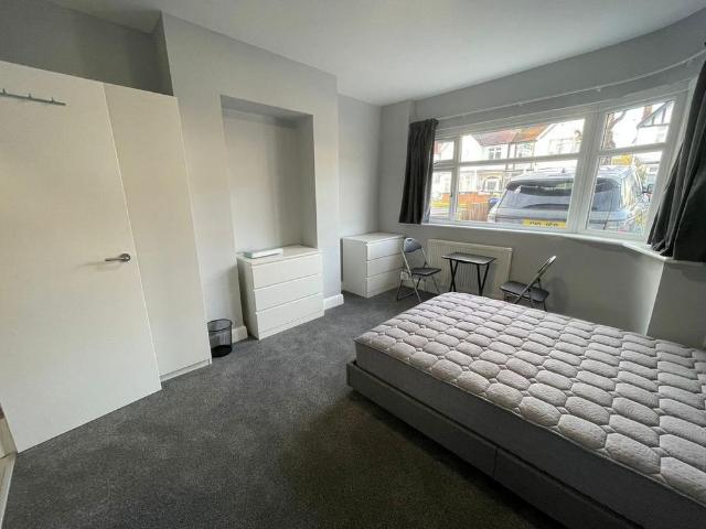 1 bedroom in a house share to rent