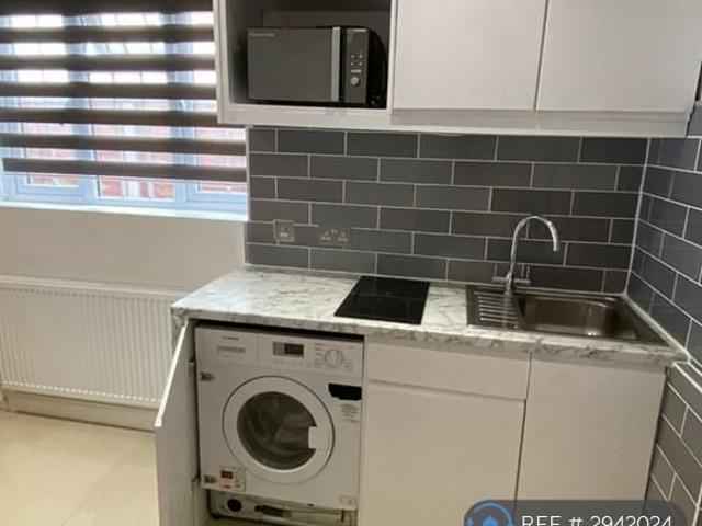 1 bedroom in a house share to rent