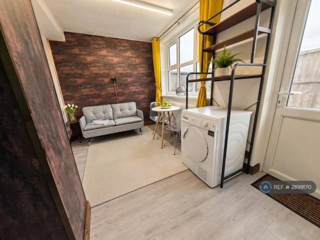 1 bedroom in a house share to rent