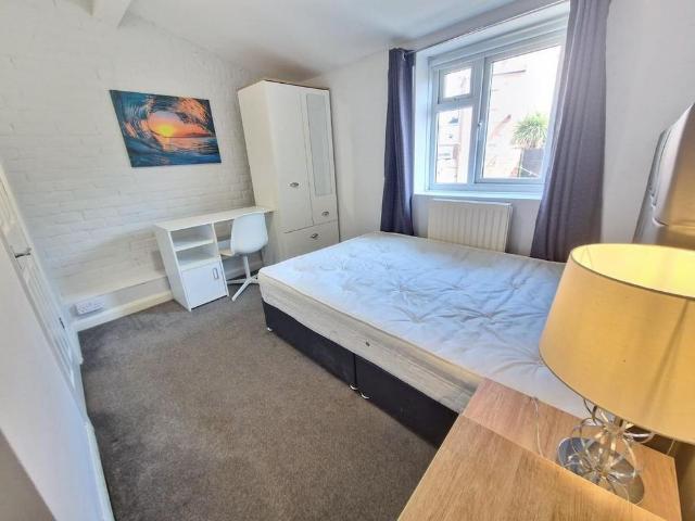 1 bedroom in a house share to rent