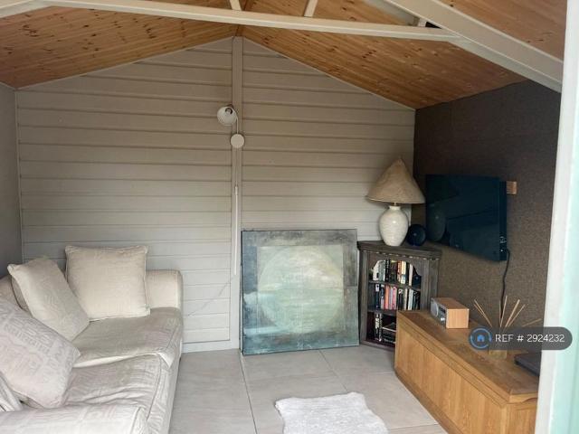 1 bedroom in a house share to rent