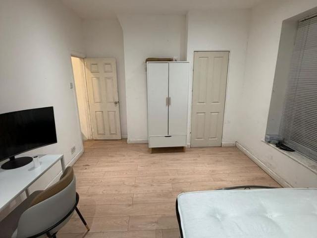 1 bedroom in a house share to rent