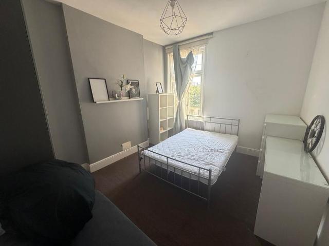 1 bedroom in a house share to rent