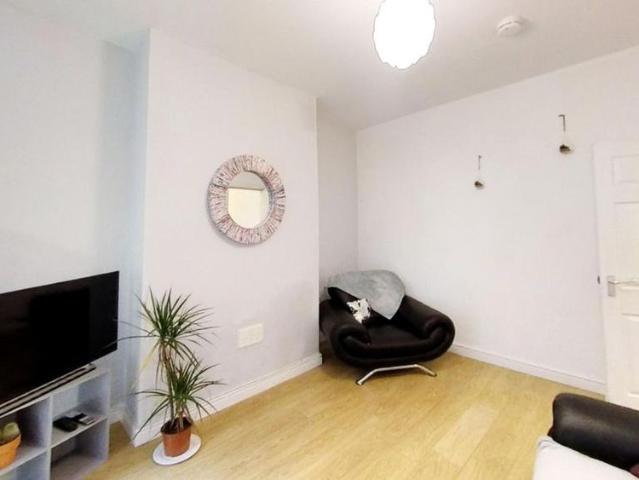 1 bedroom in a house share to rent