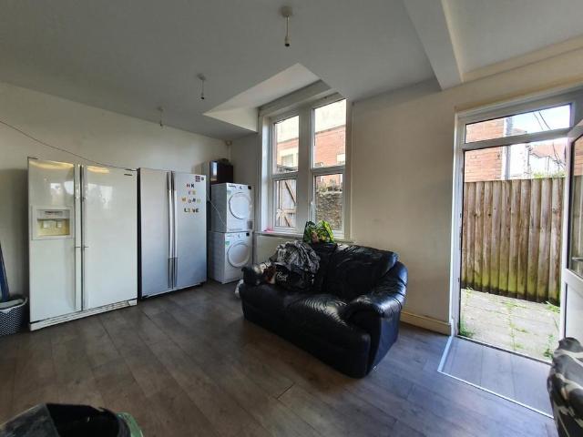 1 bedroom in a house share to rent