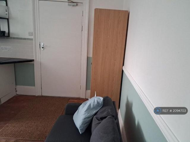 1 bedroom in a house share to rent