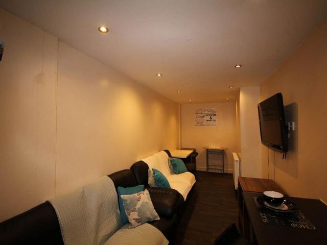 1 bedroom in a house share to rent