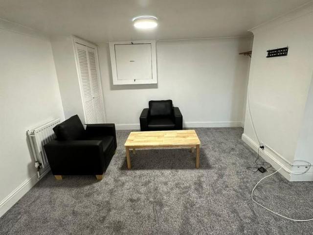 1 bedroom in a house share to rent