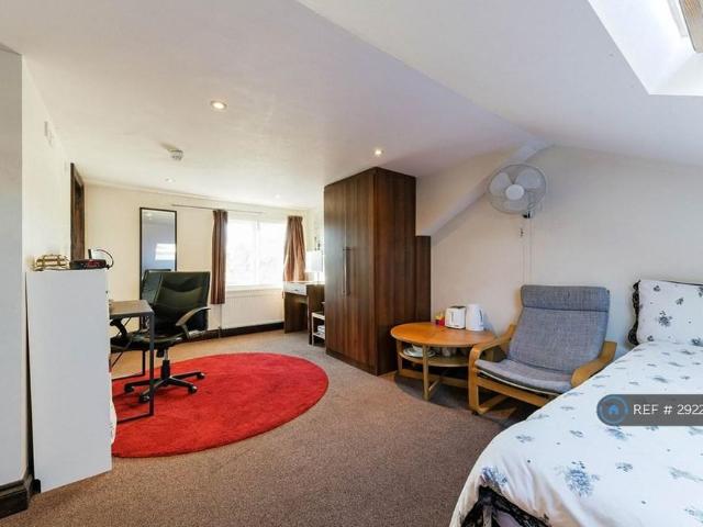 1 bedroom in a house share to rent