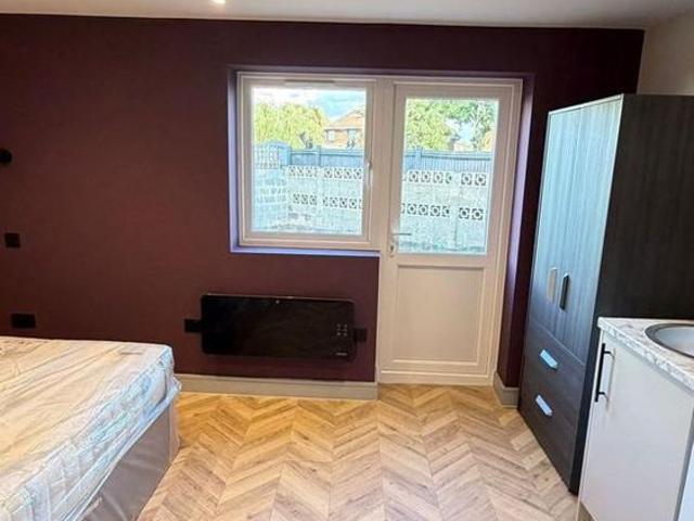 1 bedroom in a house share to rent