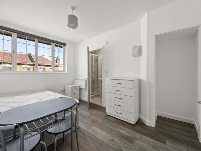 1 bedroom in a house share to rent