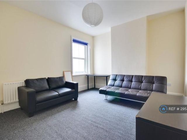 1 bedroom in a house share to rent