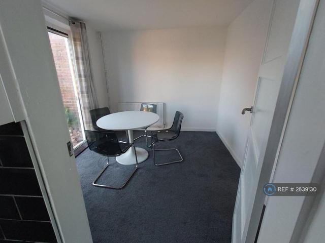 1 bedroom in a house share to rent