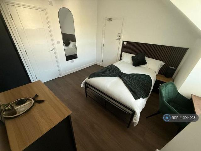 1 bedroom in a house share to rent