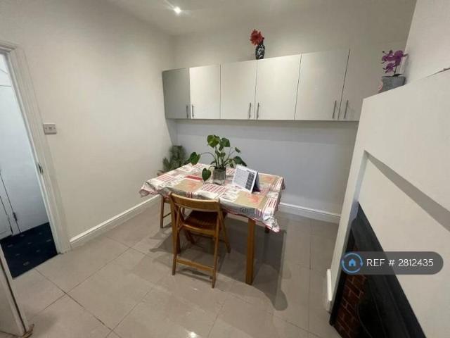 1 bedroom in a house share to rent