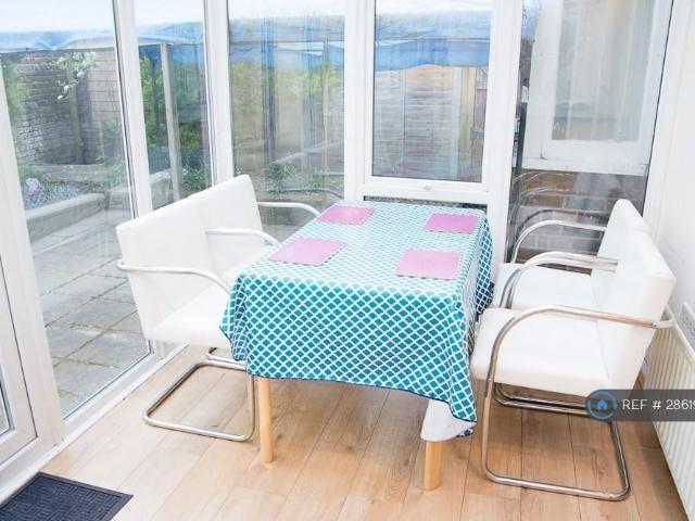 1 bedroom in a house share to rent