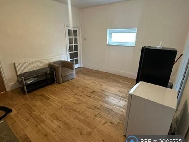 1 bedroom in a house share to rent