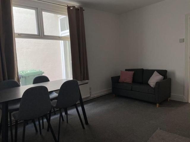 1 bedroom in a house share to rent