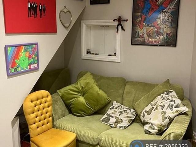 1 bedroom in a house share to rent