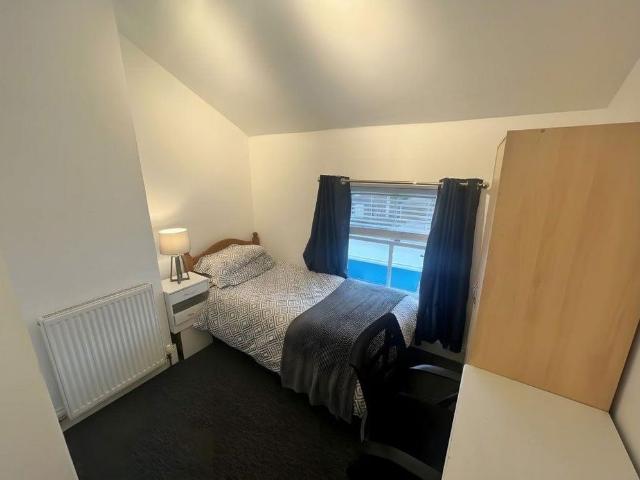 1 bedroom in a house share to rent