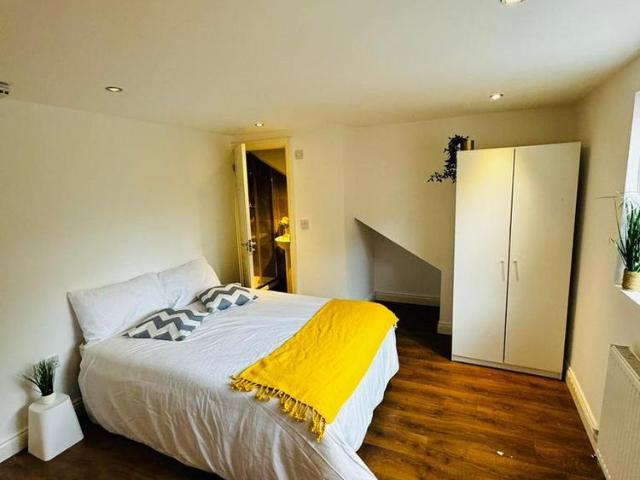 1 bedroom in a house share to rent
