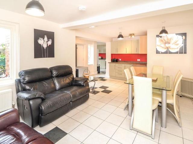 1 bedroom in a house share to rent