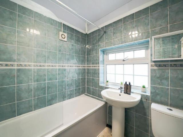 1 bedroom in a house share to rent