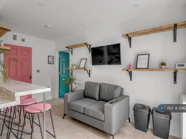 1 bedroom in a house share to rent