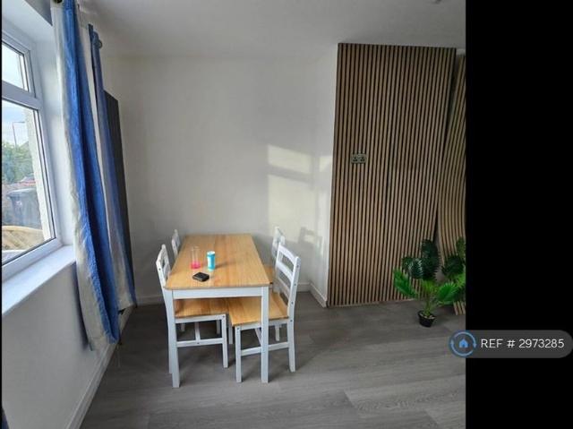 1 bedroom in a house share to rent