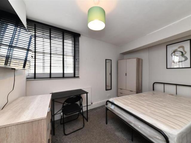 1 bedroom in a house share to rent