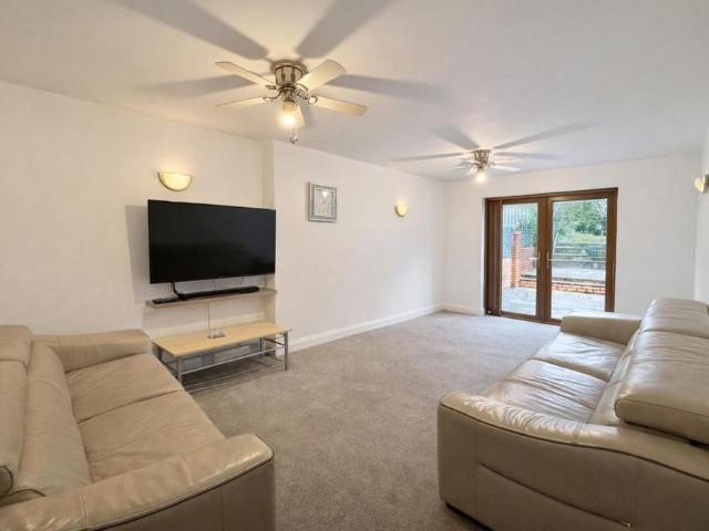 1 bedroom in a house share to rent