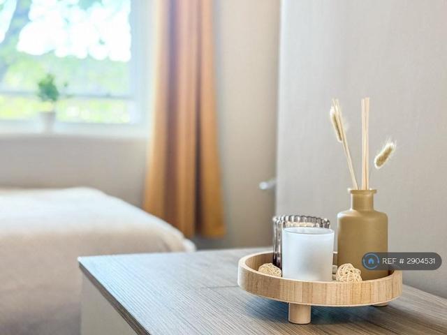 1 bedroom in a house share to rent