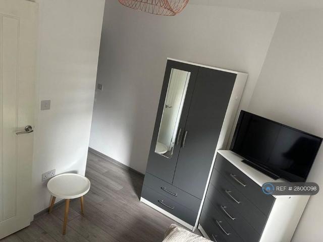 1 bedroom in a house share to rent