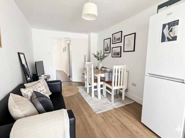 1 bedroom in a house share to rent