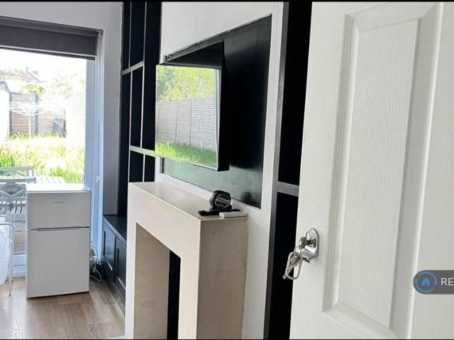 1 bedroom in a house share to rent