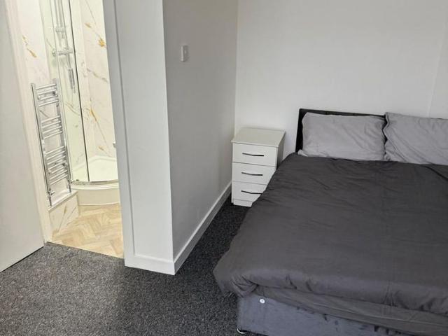 1 bedroom in a house share to rent