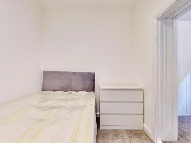 1 bedroom in a house share to rent