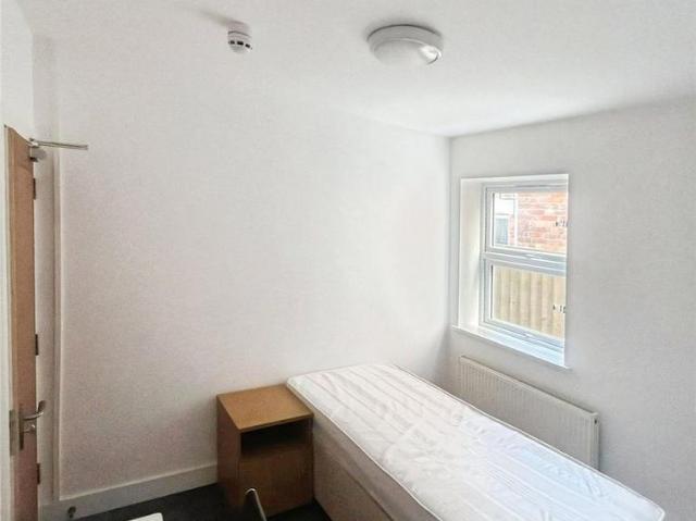1 bedroom in a house share to rent