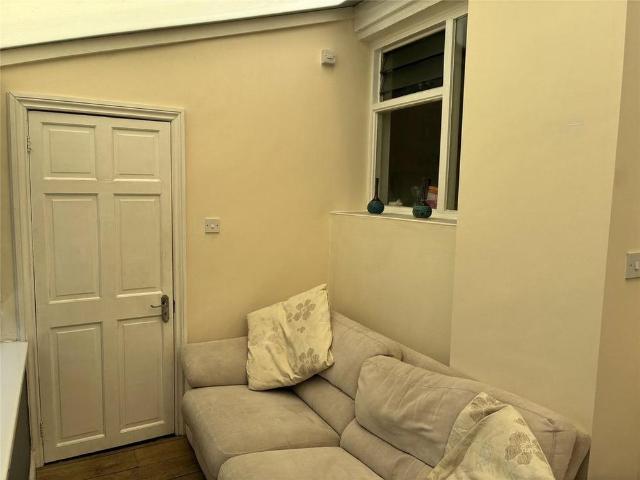 1 bedroom in a house share to rent
