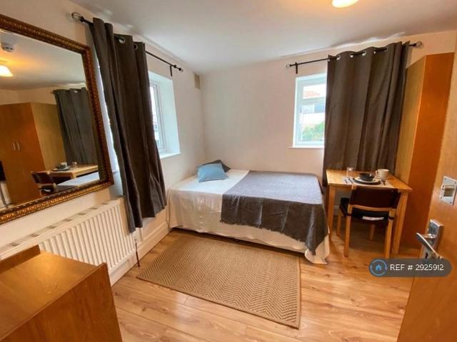 1 bedroom in a house share to rent