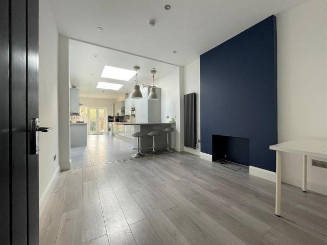 1 bedroom in a house share to rent