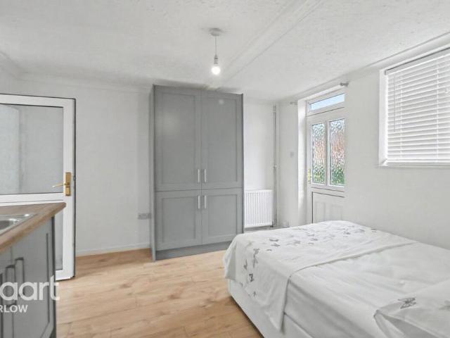 1 bedroom in a house share to rent
