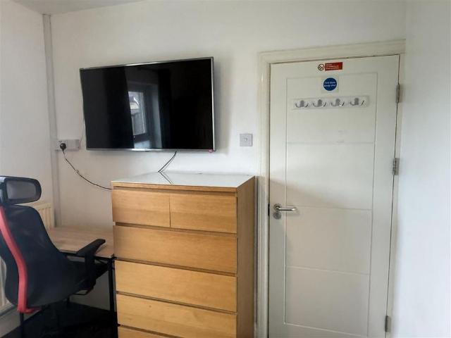 1 bedroom in a house share to rent