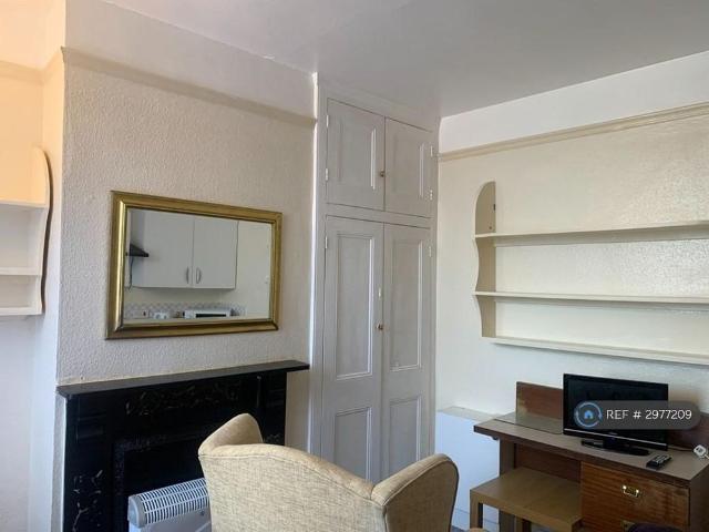 1 bedroom in a house share to rent