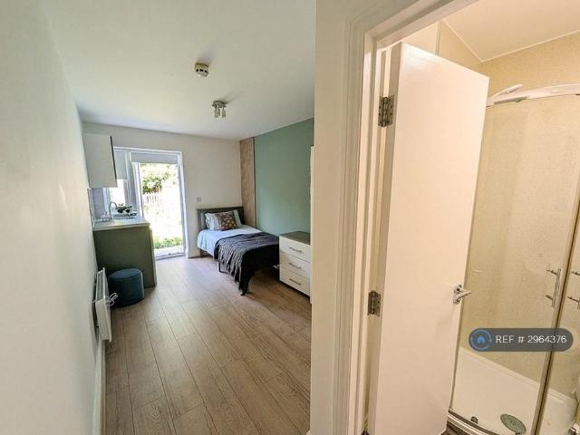 1 bedroom in a house share to rent