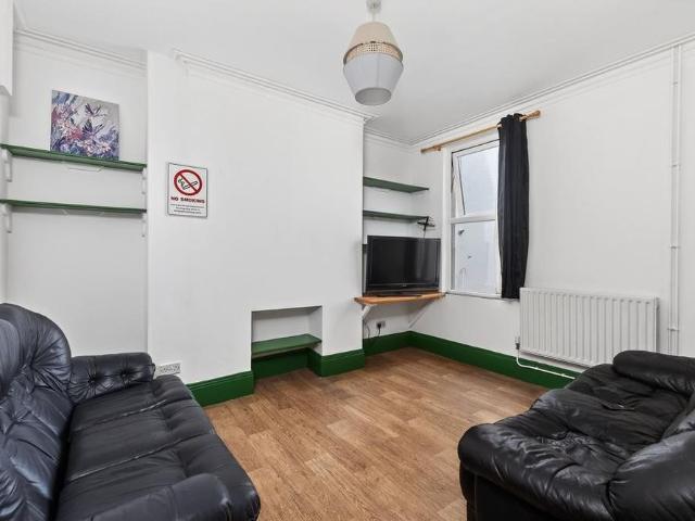 1 bedroom in a house share to rent